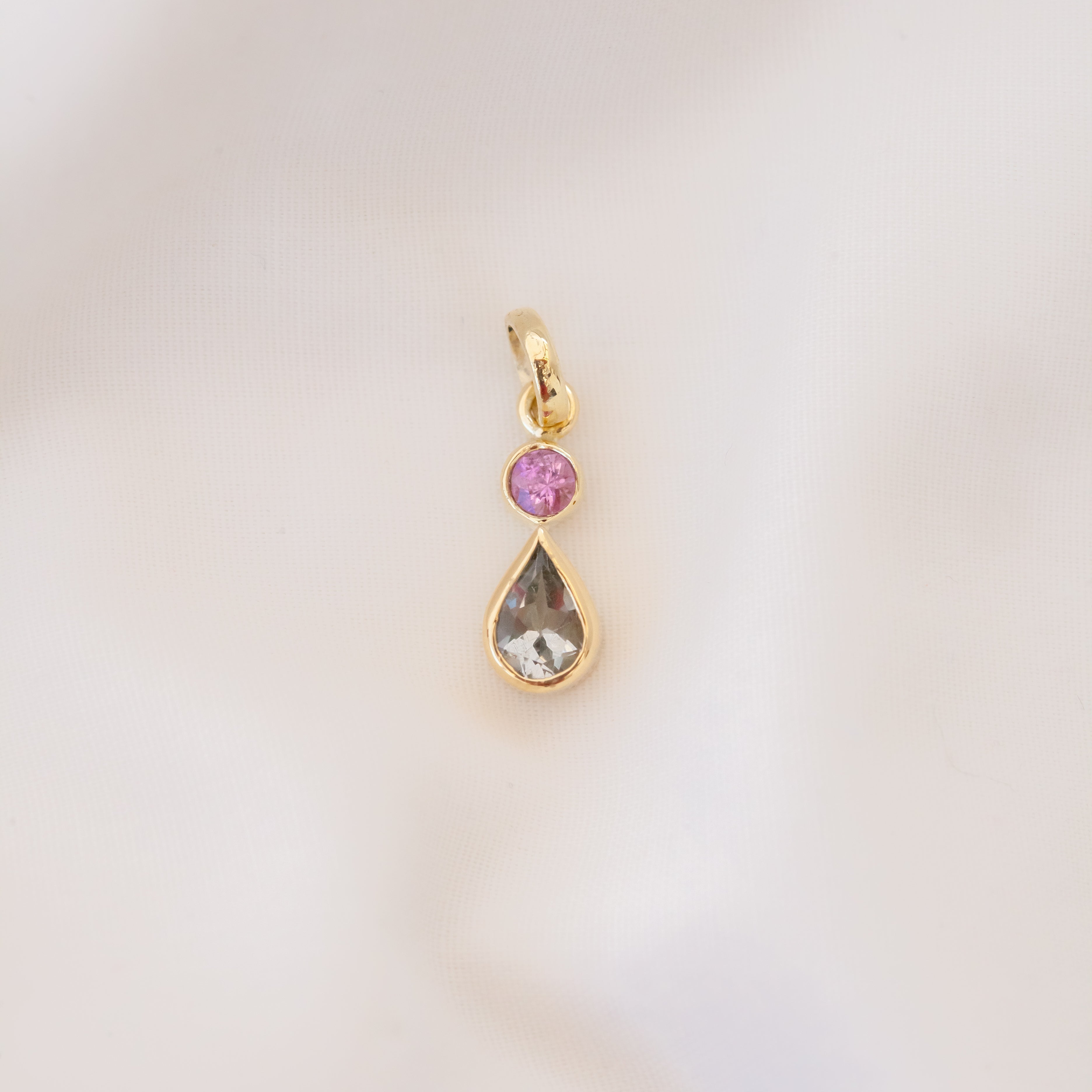 Dije Zafiro rosa y Gota de prasiolita – Aletheia Jewelry